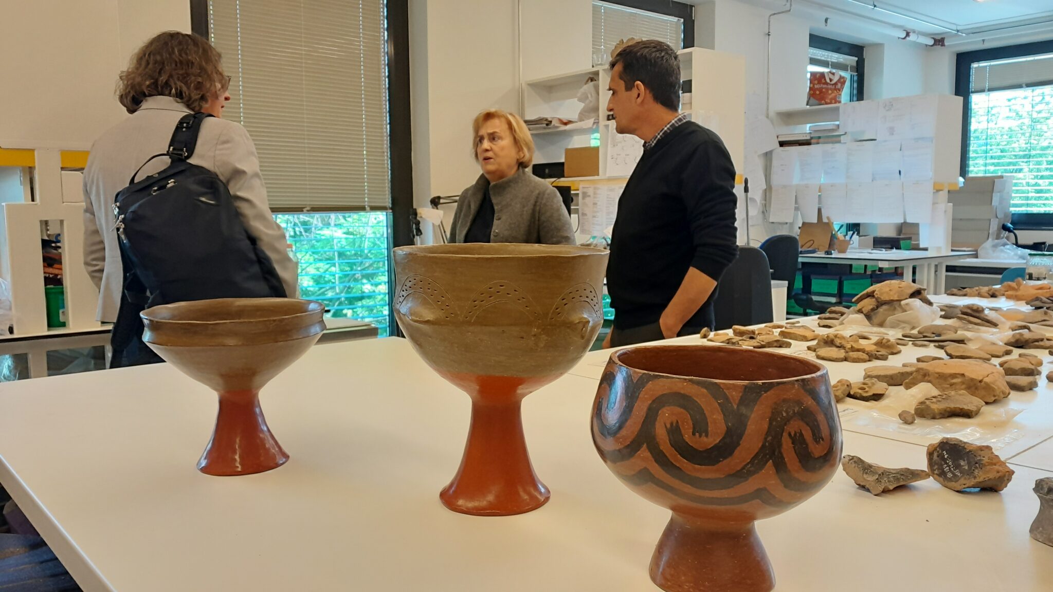 Besuch der Forschungsstelle Budapest mit Buchpräsentation – crossing ...